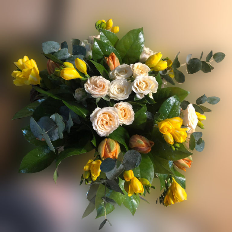 Buchet primăvăratic, cu trandafiri roz și frezii galbene - Florarie ...