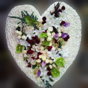 Inimă de flori albă, decorată cu flori colorate - Florarie online ...